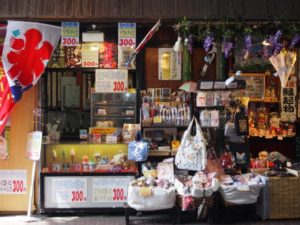 What is "Omiyage"? Japan's Souvenir Giving Culture | japadventure.com